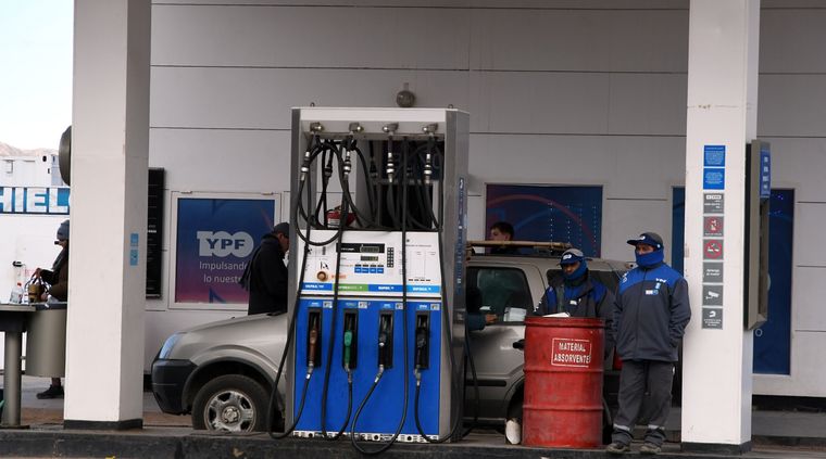 YPF aplicó otro golpe al bolsillo: cuánto cuesta llenar el tanque en los principales modelos