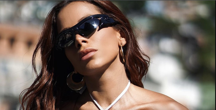 Anitta luce sus impresionantes curvas con un traje de baño de dos piezas