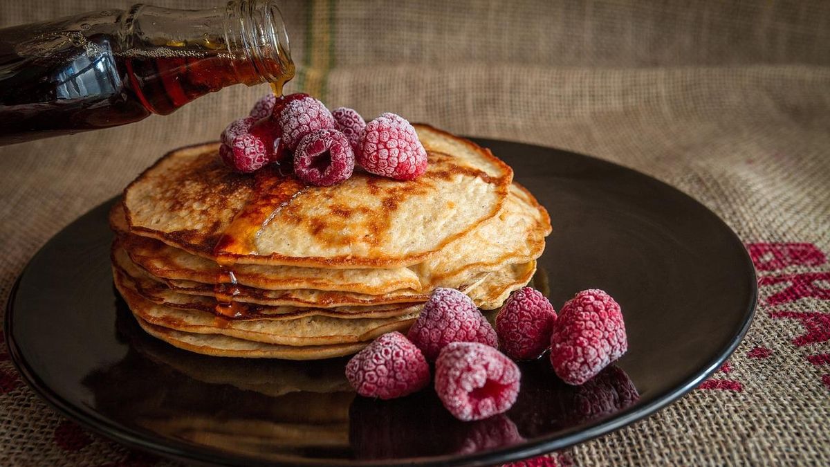 Prepara un delicioso pancake proteico sin harina para tu desayuno