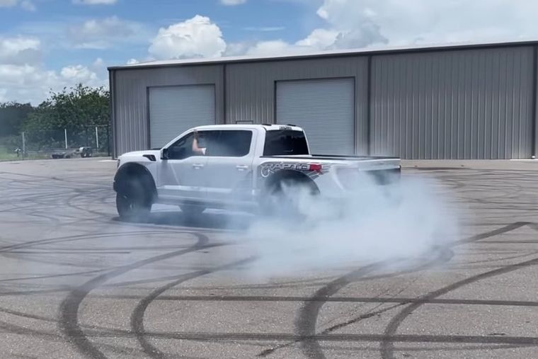 Intentaron hacer drift con una Ford F-150 Raptor: mirá el resultado