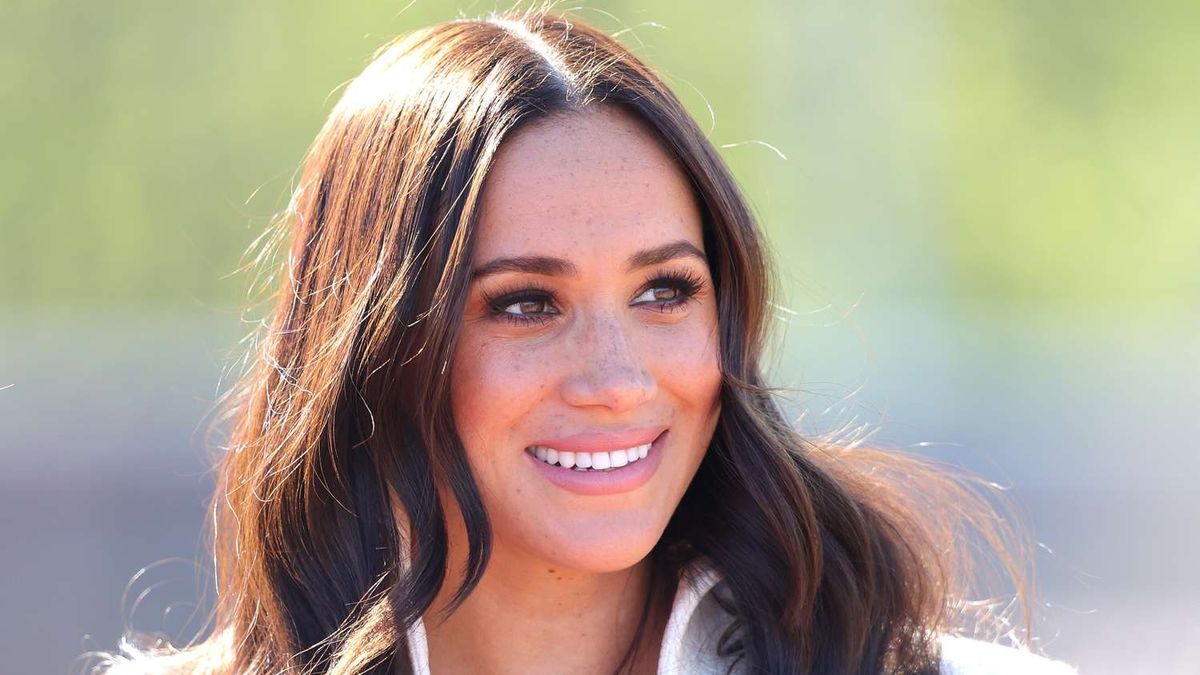Meghan Markle deslumbró en París con look blanco impoluto