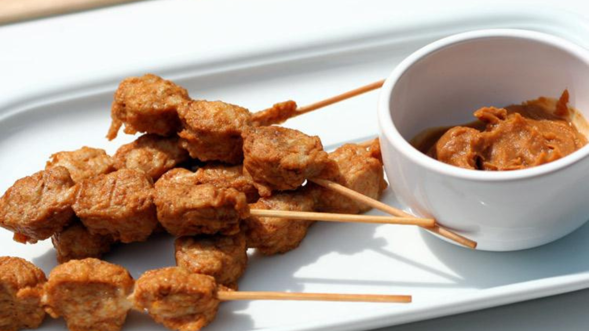 Satay de pollo: el plato asiático irresistible con salsa de maní