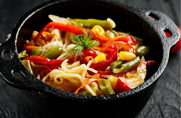 Vegetales salteados con soja y aceite de oliva, un plato muy sabroso