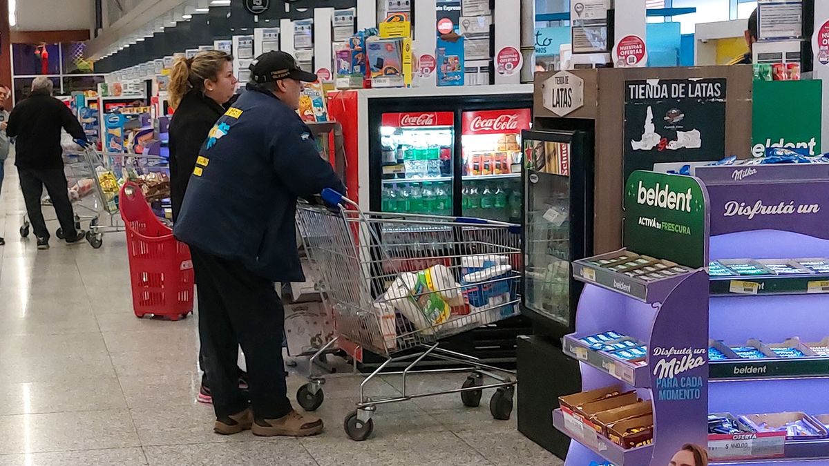 Canasta básica: una familia necesitó $939.887 en agosto para no ser pobre