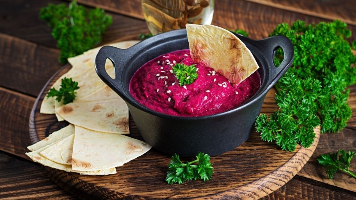 Cómo hacer hummus de remolacha casero con pan de pita