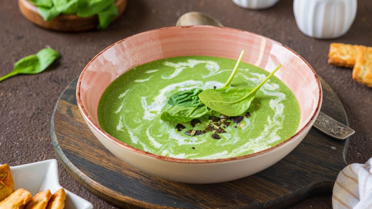 Prepara una deliciosa crema de espinacas en simples pasos