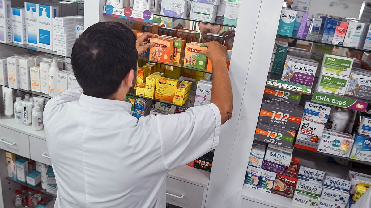 Sex aunty. pretty brunette girl though slightly overdone.