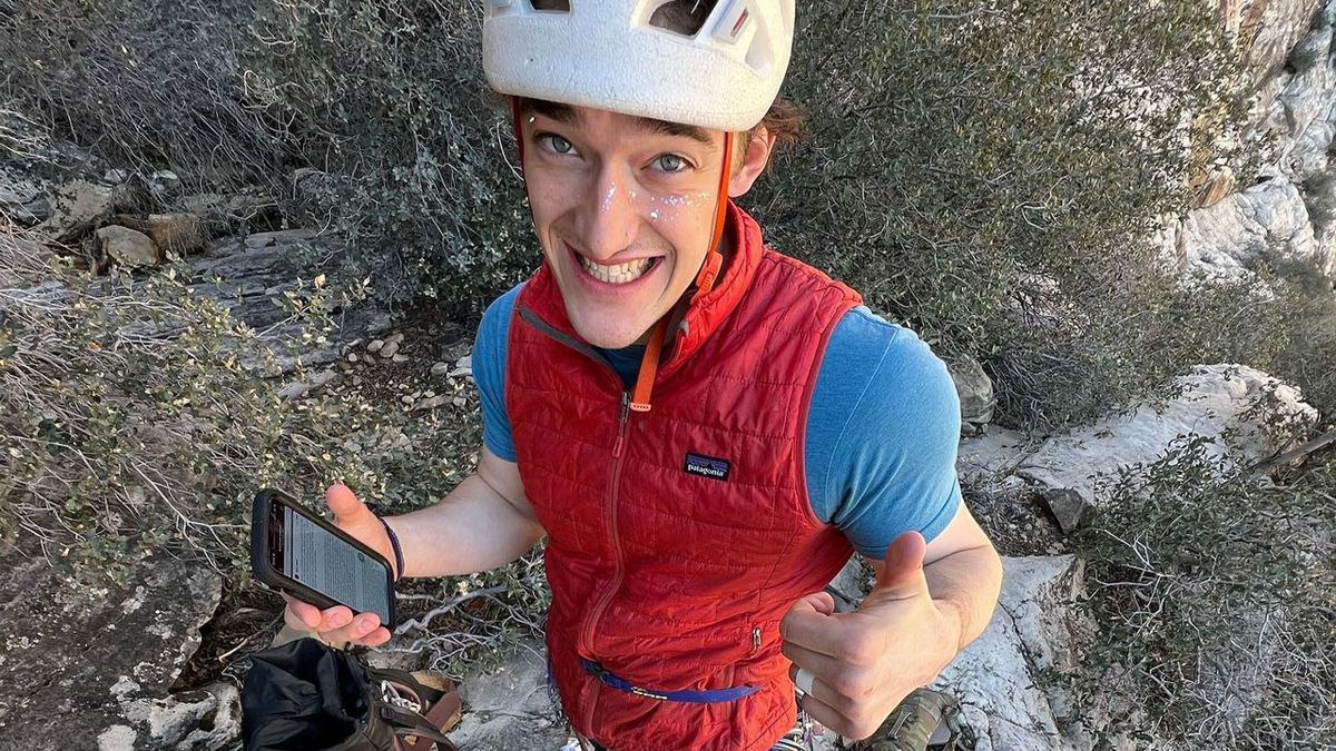 Un escalador famoso en Tik Tok murió tras caer mientras transmitía en vivo