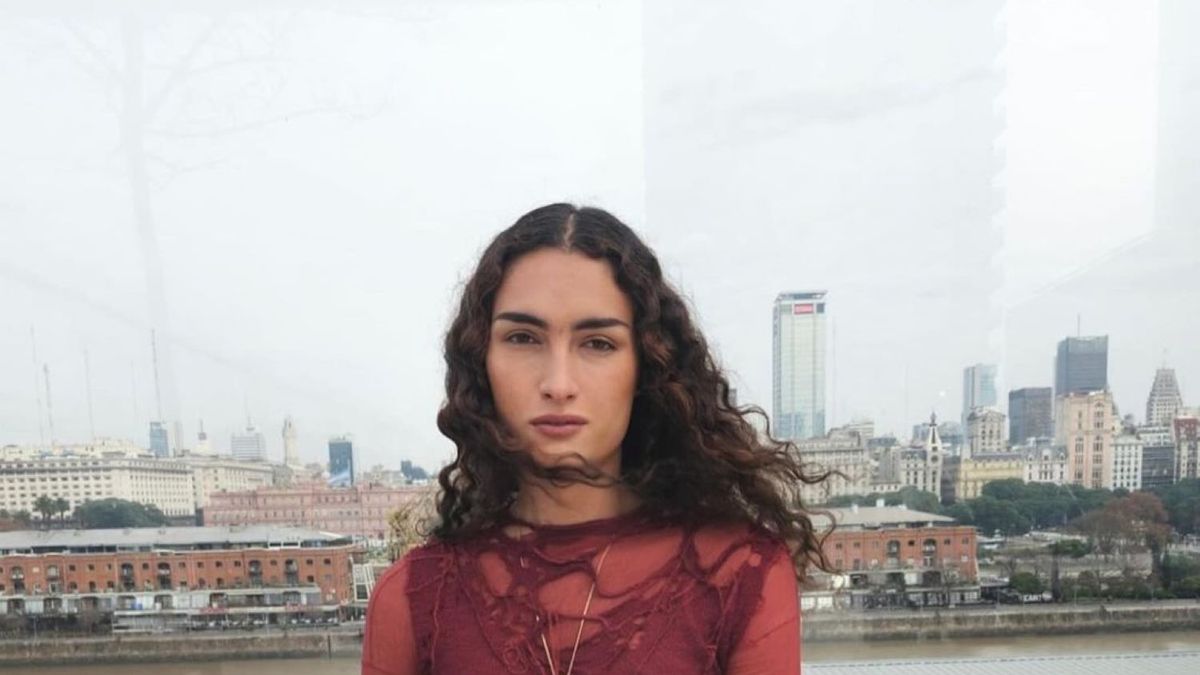 Los mejores looks de Mina Serrano, la estrella de la serie Cris Miró