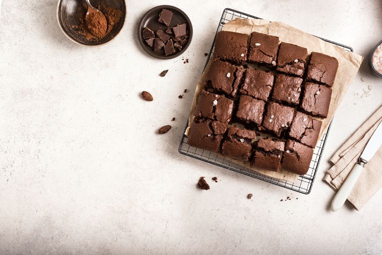 Brownies húmedos en casa: la receta del clásico dulce que siempre salva