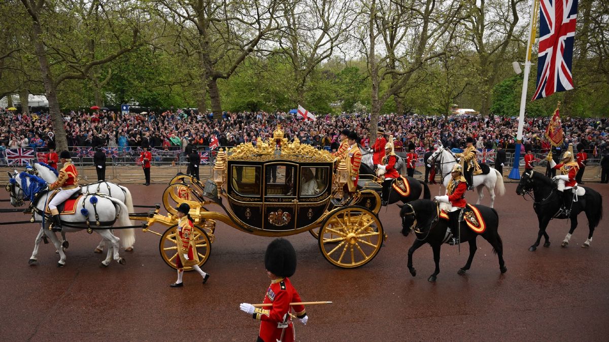 Video: el momento en el que un soldado real se desmaya durante la ...