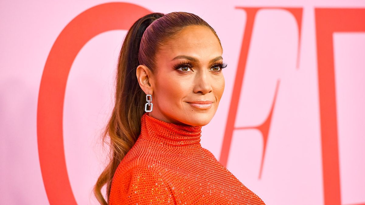Frente al espejo y sin lo de arriba: la foto de Jennifer Lopez que ...