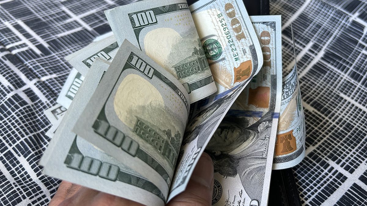 El dólar bajó antes del anuncio del swap de US$ 20.000 millones de ...