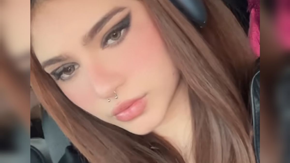 Ale Ruíz deslumbró con un look total red mega atrevido