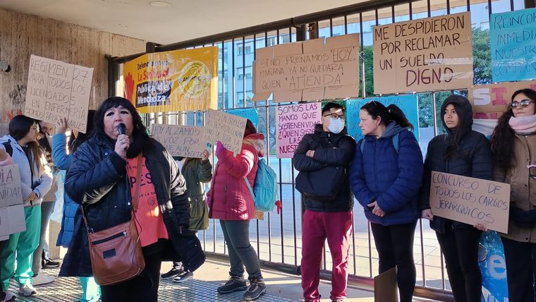 Profesionales de la salud realizan un paro en el Hospital Central ...