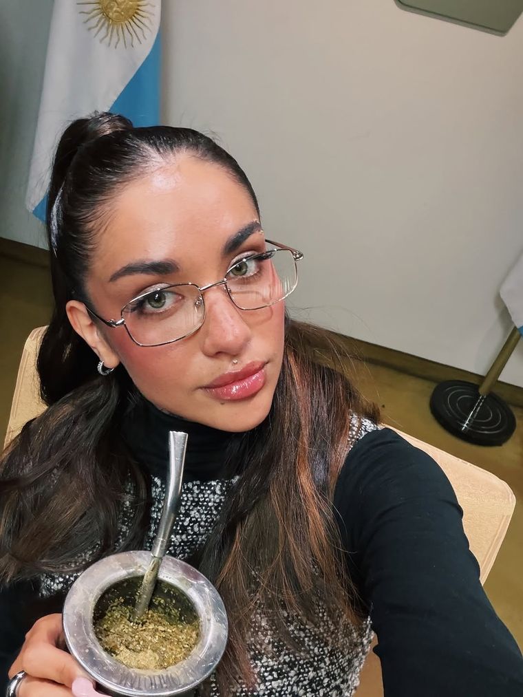 María Becerra presentó a Maite: su nuevo alter ego más sobrio e intelectual