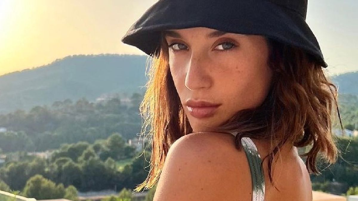 Tres tops de María Pedraza para lucir canchera con jeans
