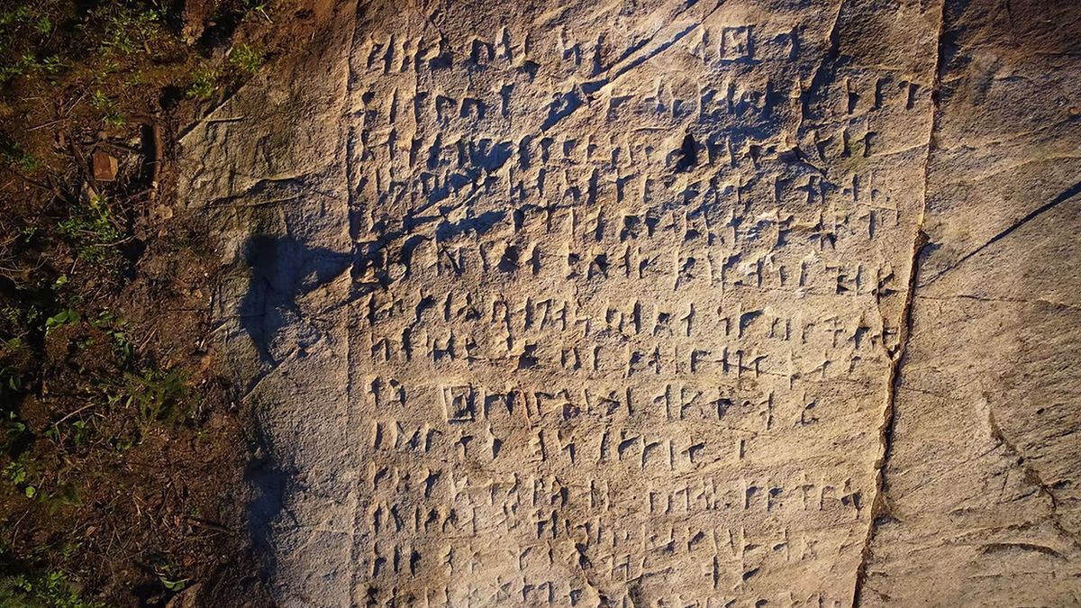 Hallaron la oración cristiana más famosa cifrada en runas sobre una roca