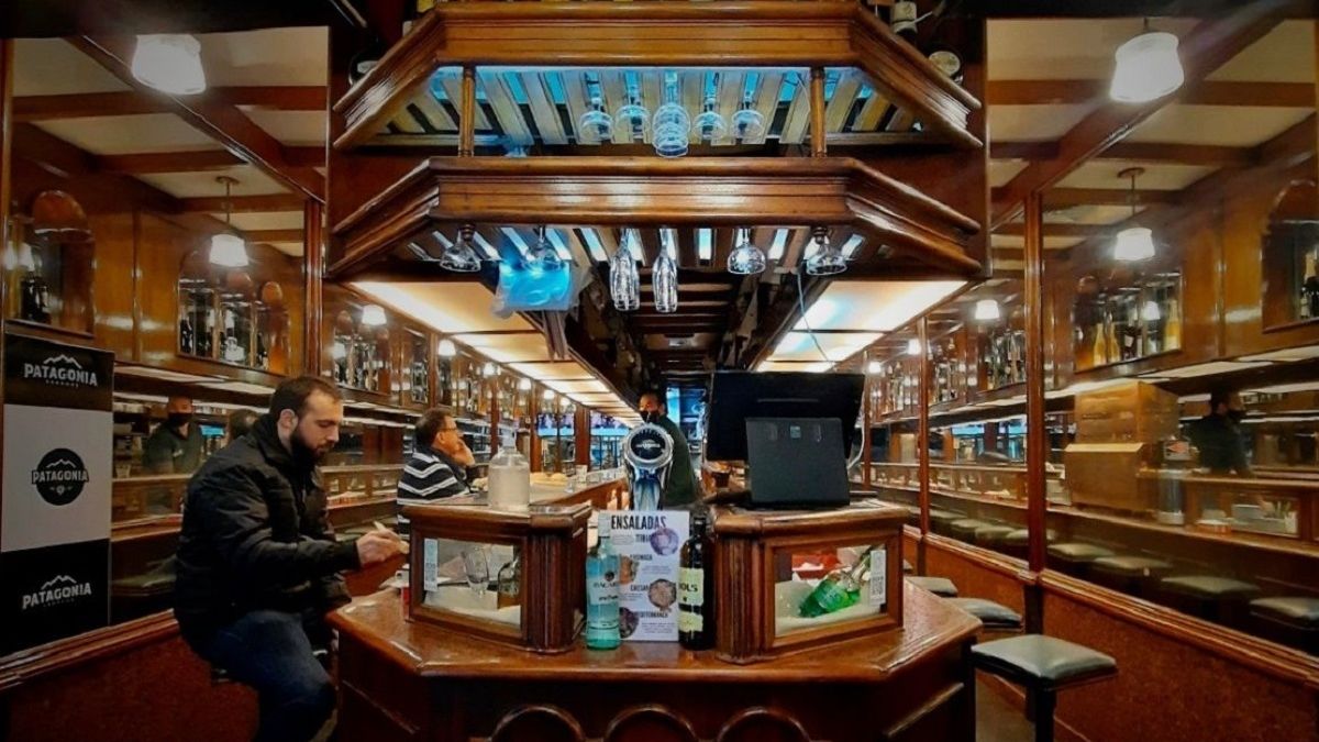 El bar de Buenos Aires donde se comen los mejores sándwiches y se grabó ...