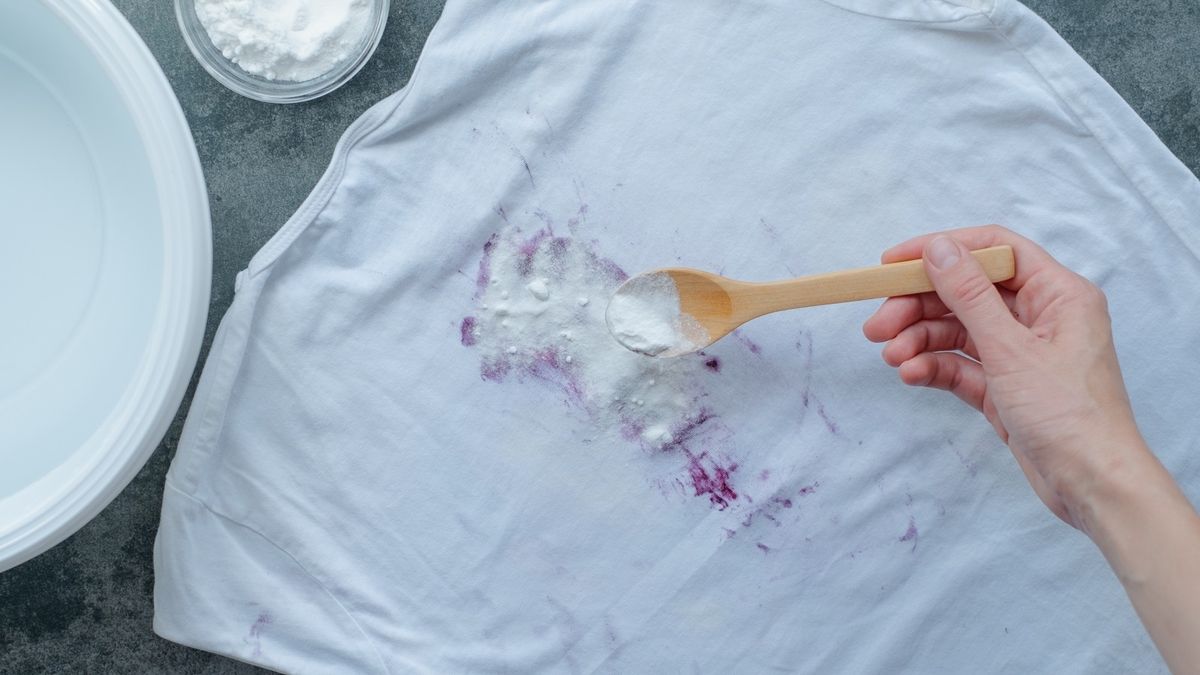 El truco infalible para sacar las manchas de vino de la ropa blanca