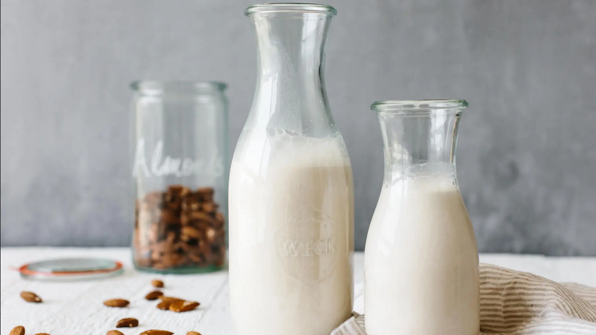 Los increíbles beneficios de beber leche de almendras