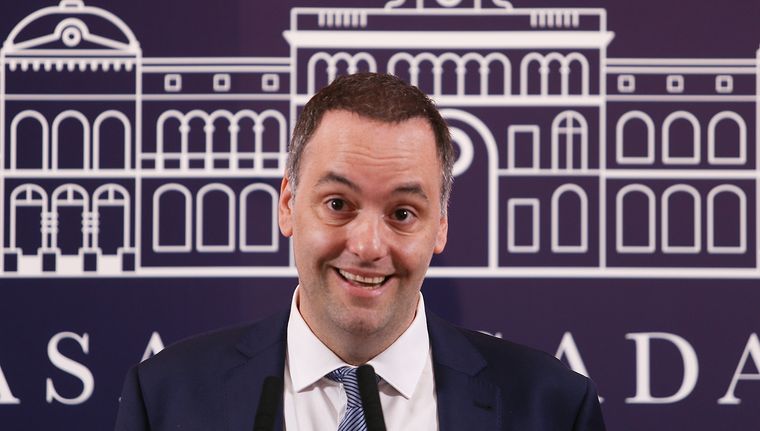 El video del furcio de Manuel Adorni en plena conferencia de prensa