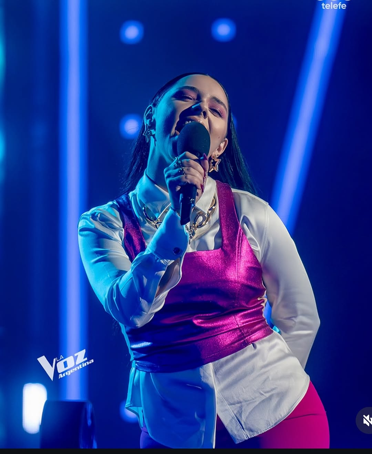 Una participante de La Voz Argentina será telonera de Shakira y las ...