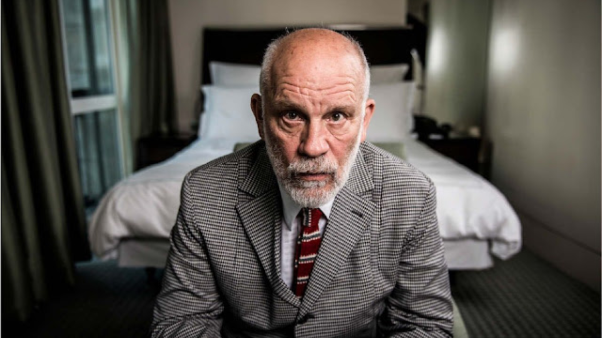 Cómo hace John Malkovich para adelzagar a los 69 años