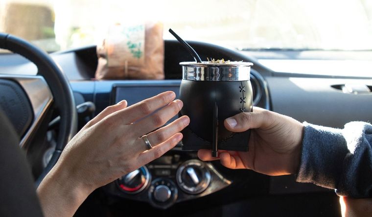 Manejar y tomar mate: por qué está prohibido en Mendoza y desde cuándo