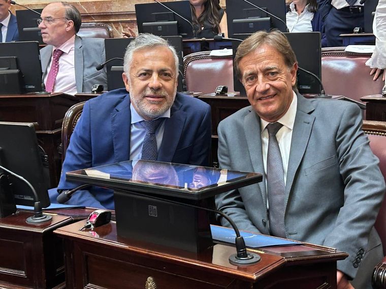 El mensaje que le dejó Alfredo Cornejo a Rodolfo Suarez al intercambiar ...