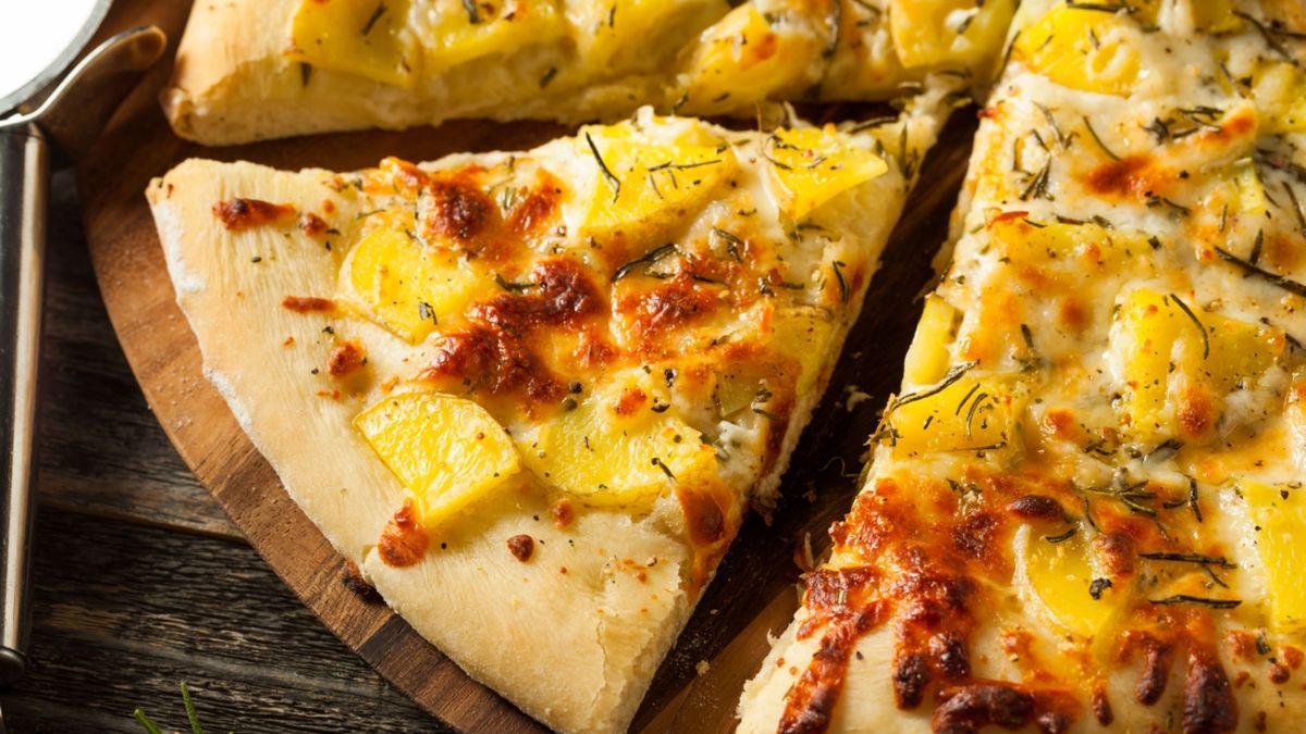 Aprende esta receta de pizza de patata y romero y sorprende a todos