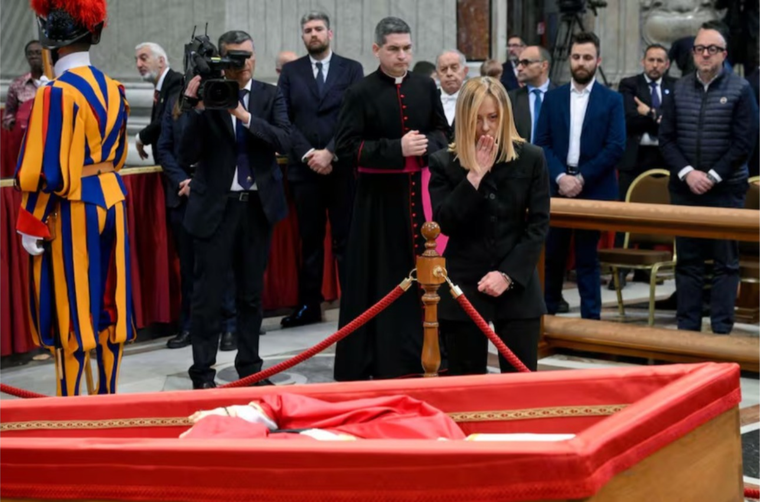 Cómo fue el último adiós de Giorgia Meloni al papa Francisco