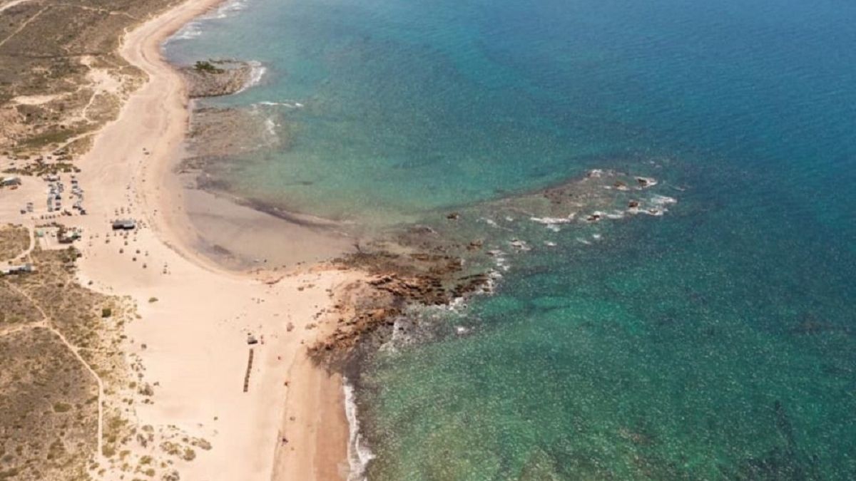 La playa colorada y tranquila que atrae a turistas de todo el país con ...