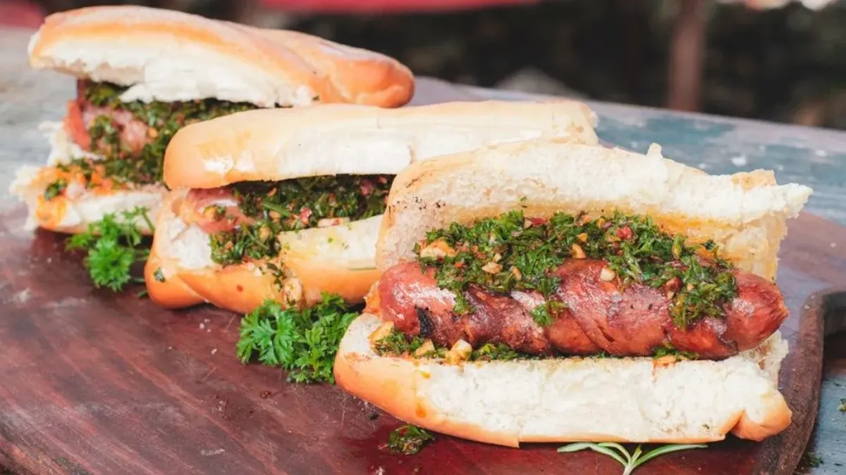 Receta de choripan clásico: con pan crujiente y salsa criolla, el sabor ...