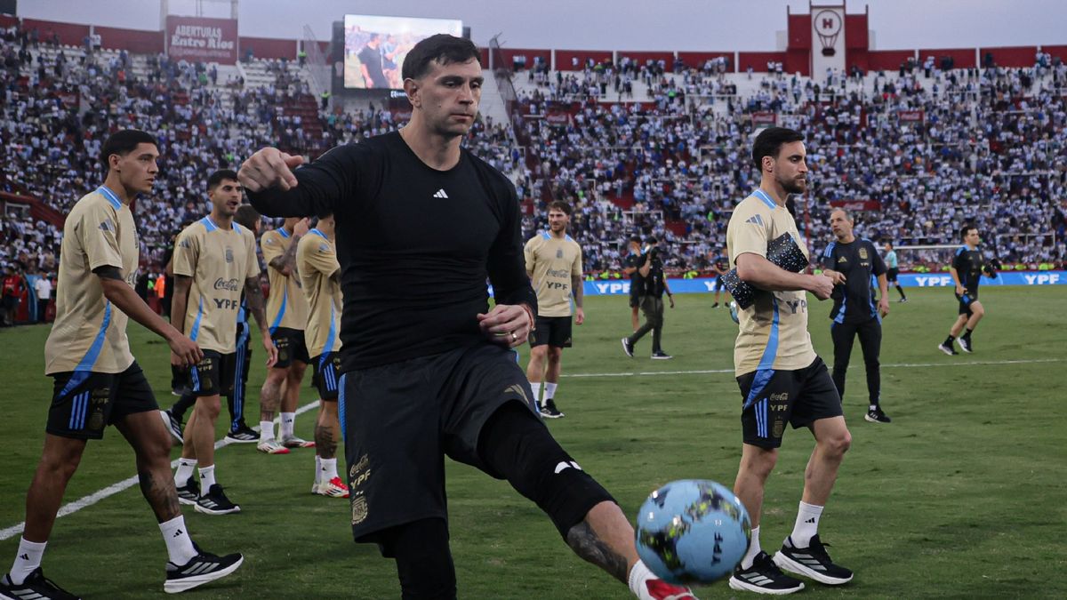 El gran gesto de Dibu Martínez con unos hinchas que lo esperaban a la salida del Ducó