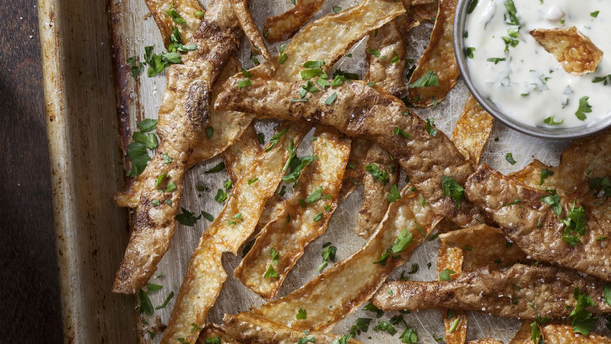 Chips de cáscara de papa: el snack crocante que hacés con lo que ibas a ...