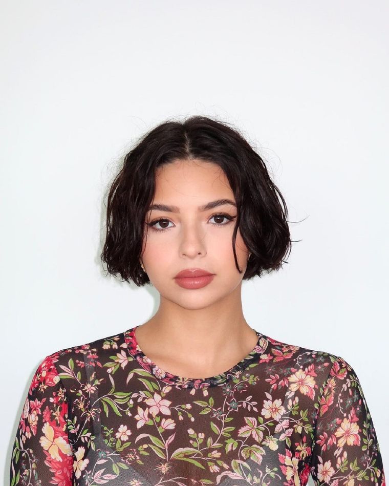 Ángela Aguilar impacta con su figura en un nuevo álbum de fotos