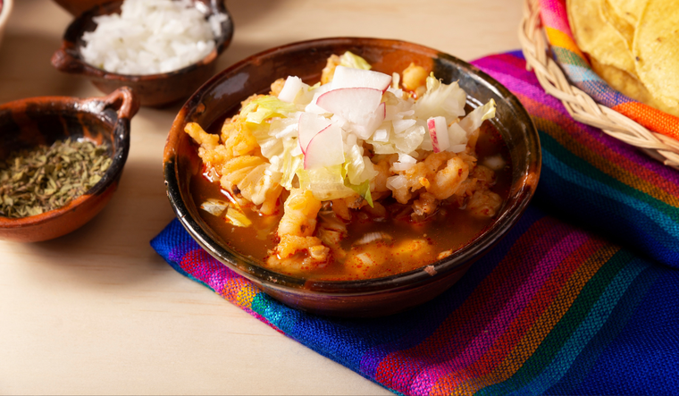Receta auténtica de pozole rojo: el clásico mexicano que enamora