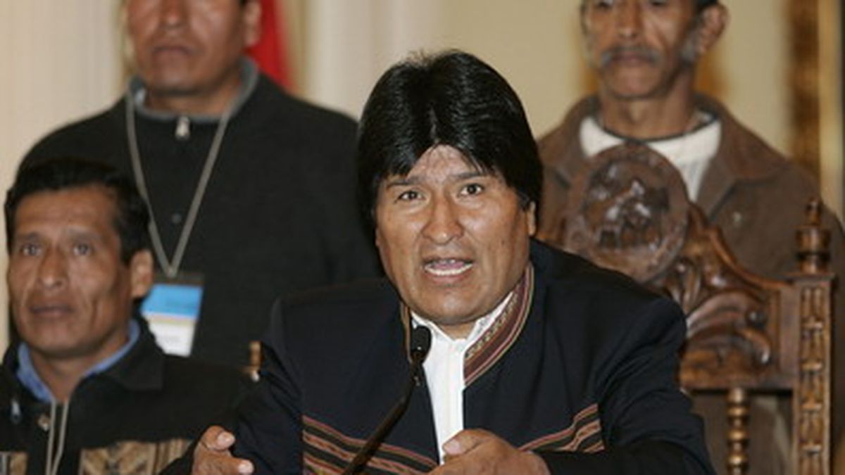 Evo invita a masticar coca para ser más inteligentes