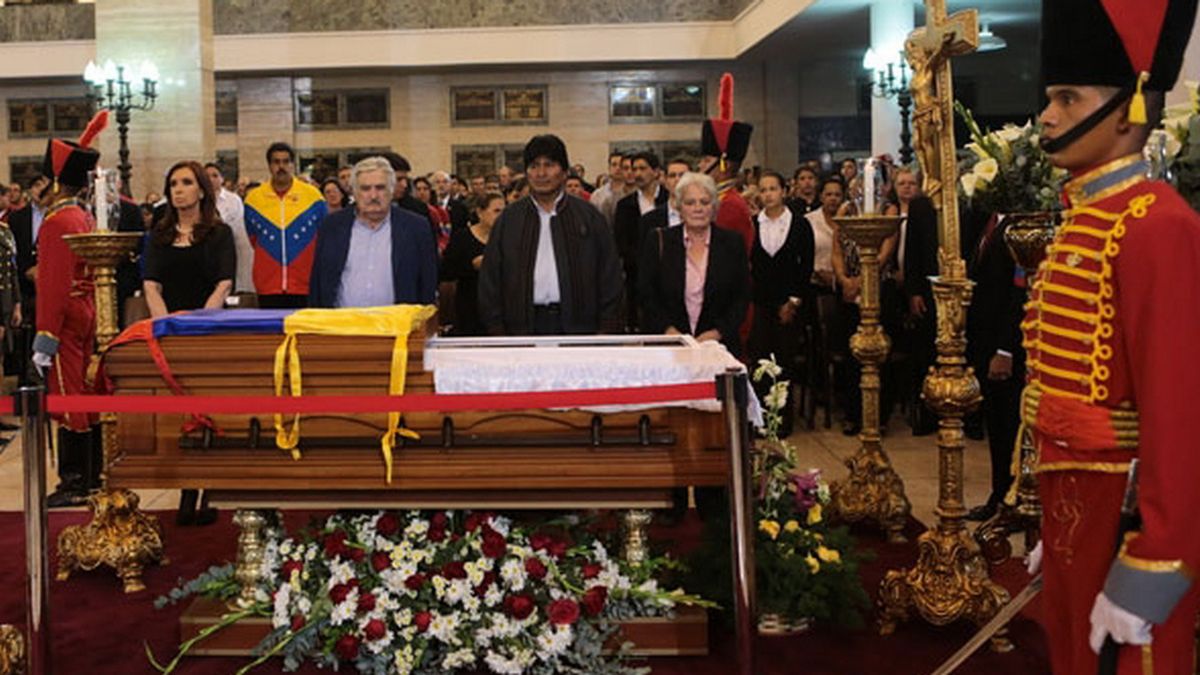 Chávez será embalsamado y exhibido en una caja de cristal