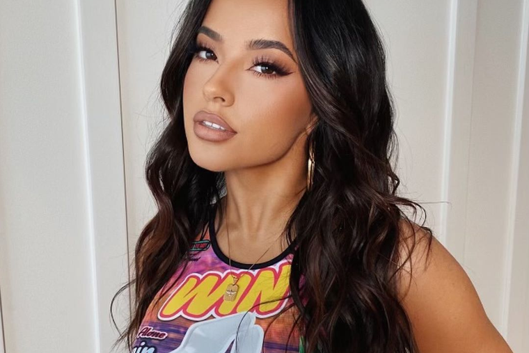 Frente a la cámara, Becky G posa presumiendo su escultural figura