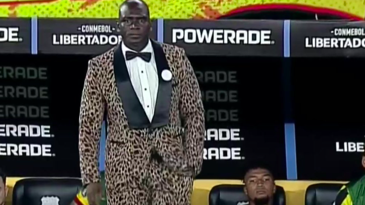¡De gala! El excéntrico look de Segundo Castillo, DT de Barcelona, para ...