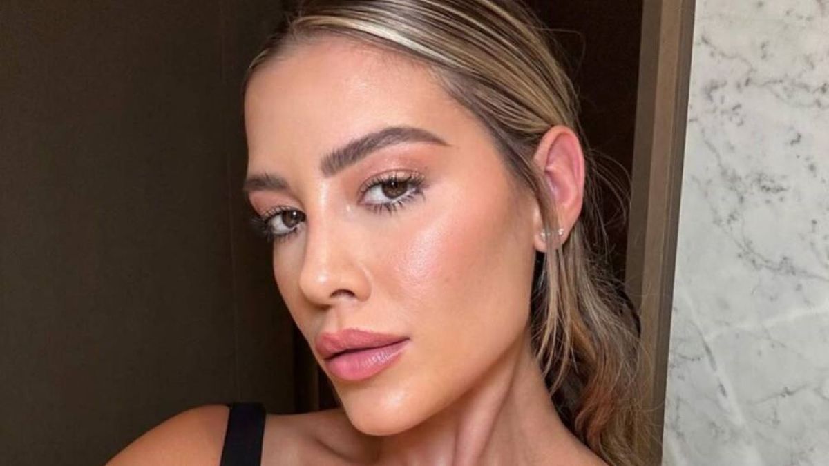 Está confirmado quien es la persona que entregará en el altar a ...