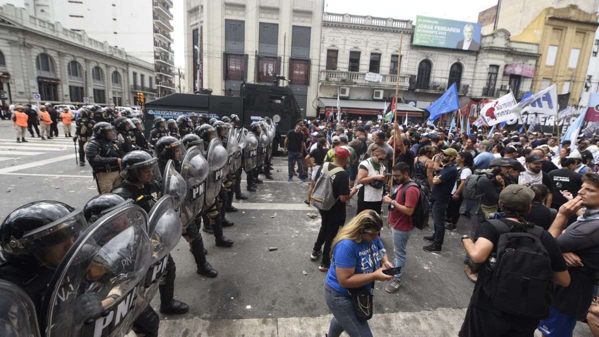 Piqueteros cortan Puente Pueyrredón en una protesta contra Sandra ...