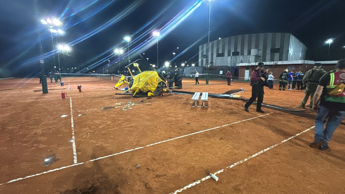 Un helicóptero cayó sobre una cancha de tenis y los tres ocupantes ...