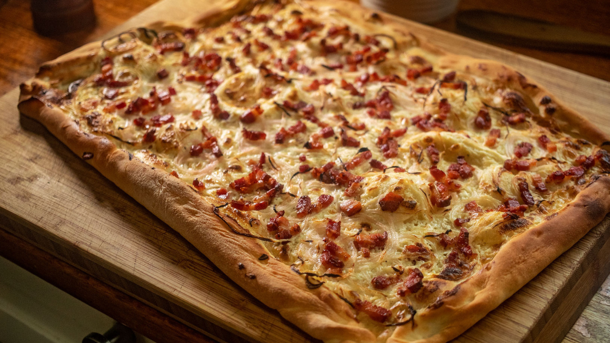 Cómo hacer tarte flambée: paso a paso con ingredientes auténticos