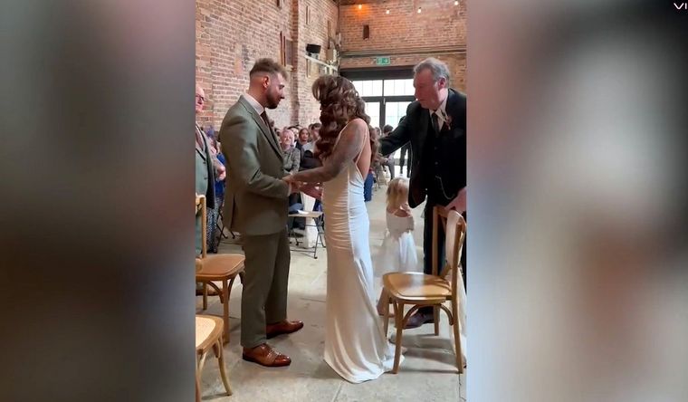 Video conmovedor: la novia en silla de ruedas que caminó sola hasta el ...