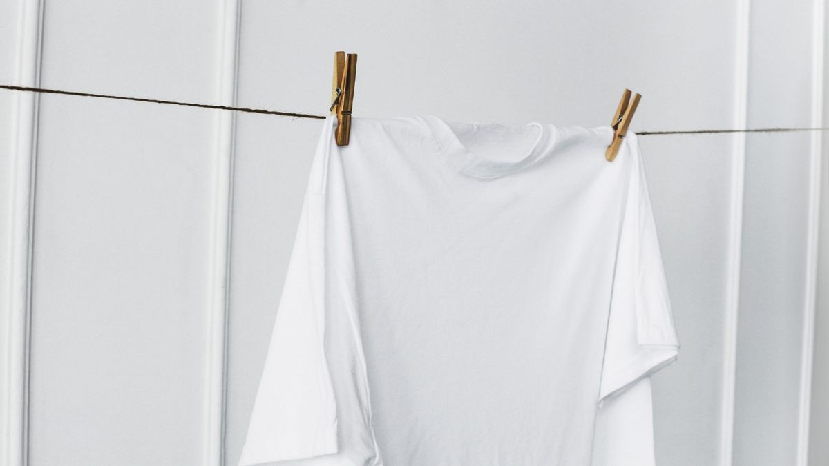 El truco más eficaz para limpiar las manchas de la ropa blanca