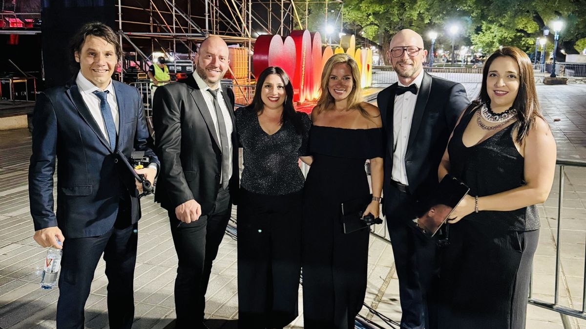 Más de 15 mil personas en una fiesta emocionante en la plaza Independencia