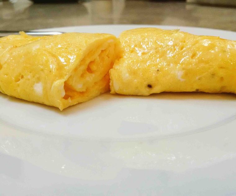 En 10 minutos: prepara un exquisito omelette de huevo, queso y jamón